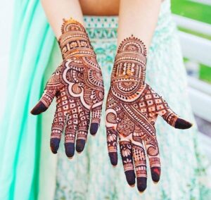 30 Easy & Simple Mehendi Designs That You Can Try At Home