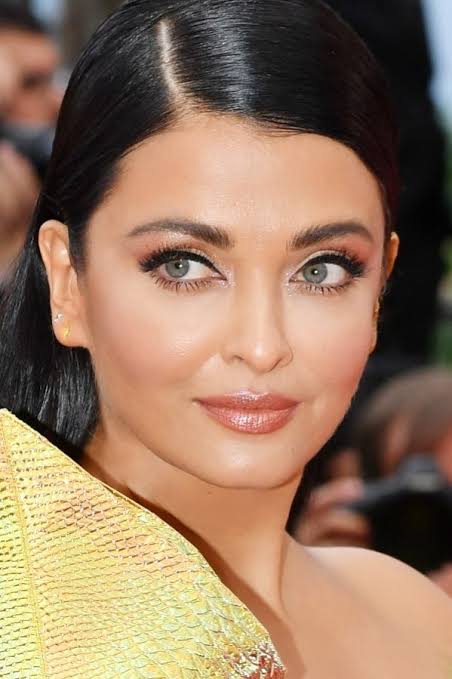 Aishwarya Rai Bachchan Details With Unseen Pic From Past